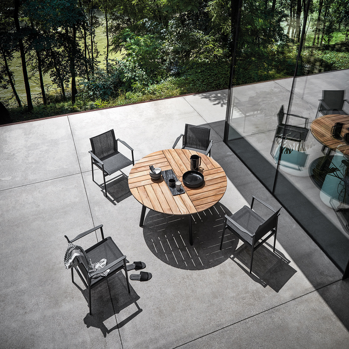 Gloster Carver/180 5-Piece Round Dining Set | AuthenTEAK