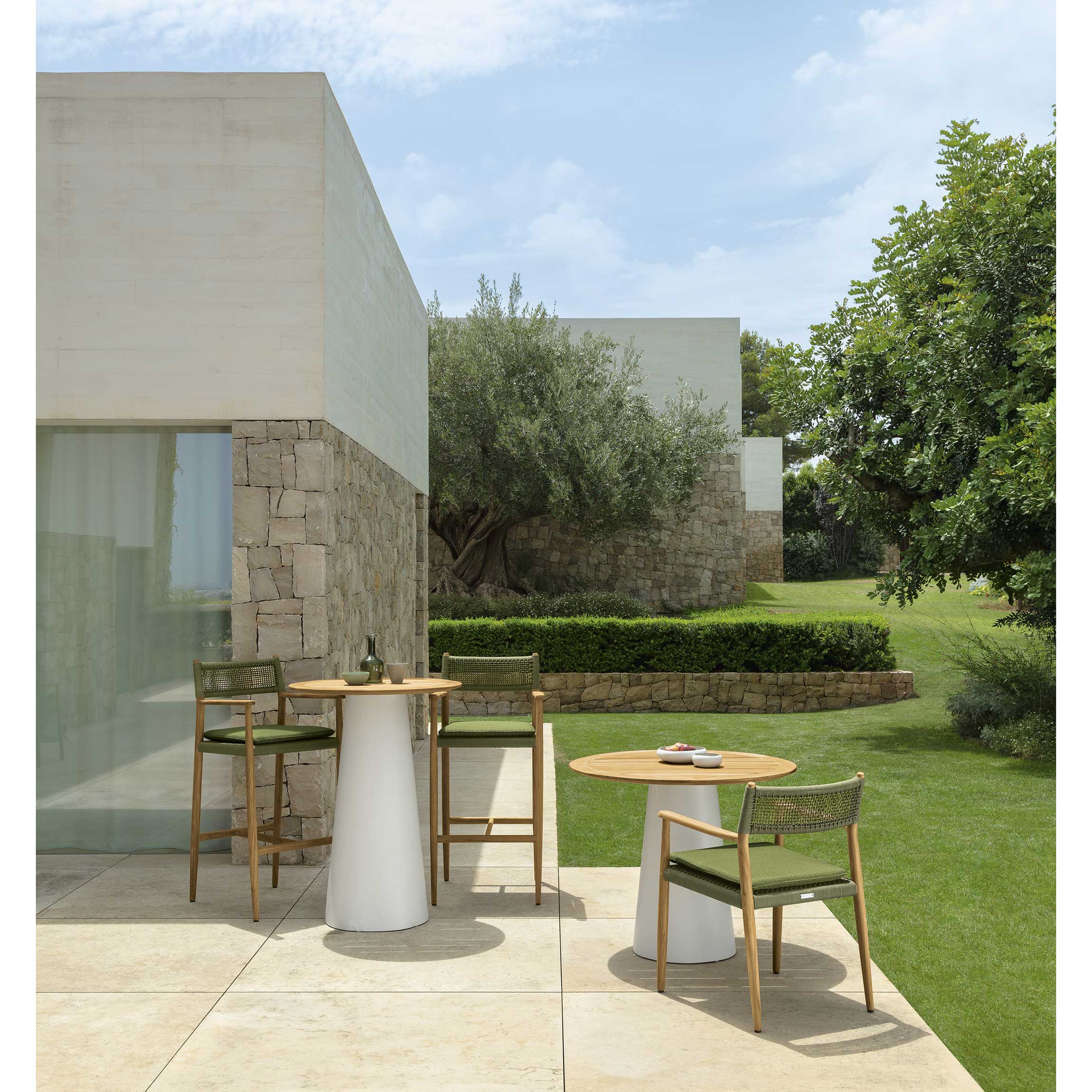 Talenti Dolcevita 29.5" Teak/Aluminum Round Bar Table | AuthenTEAK