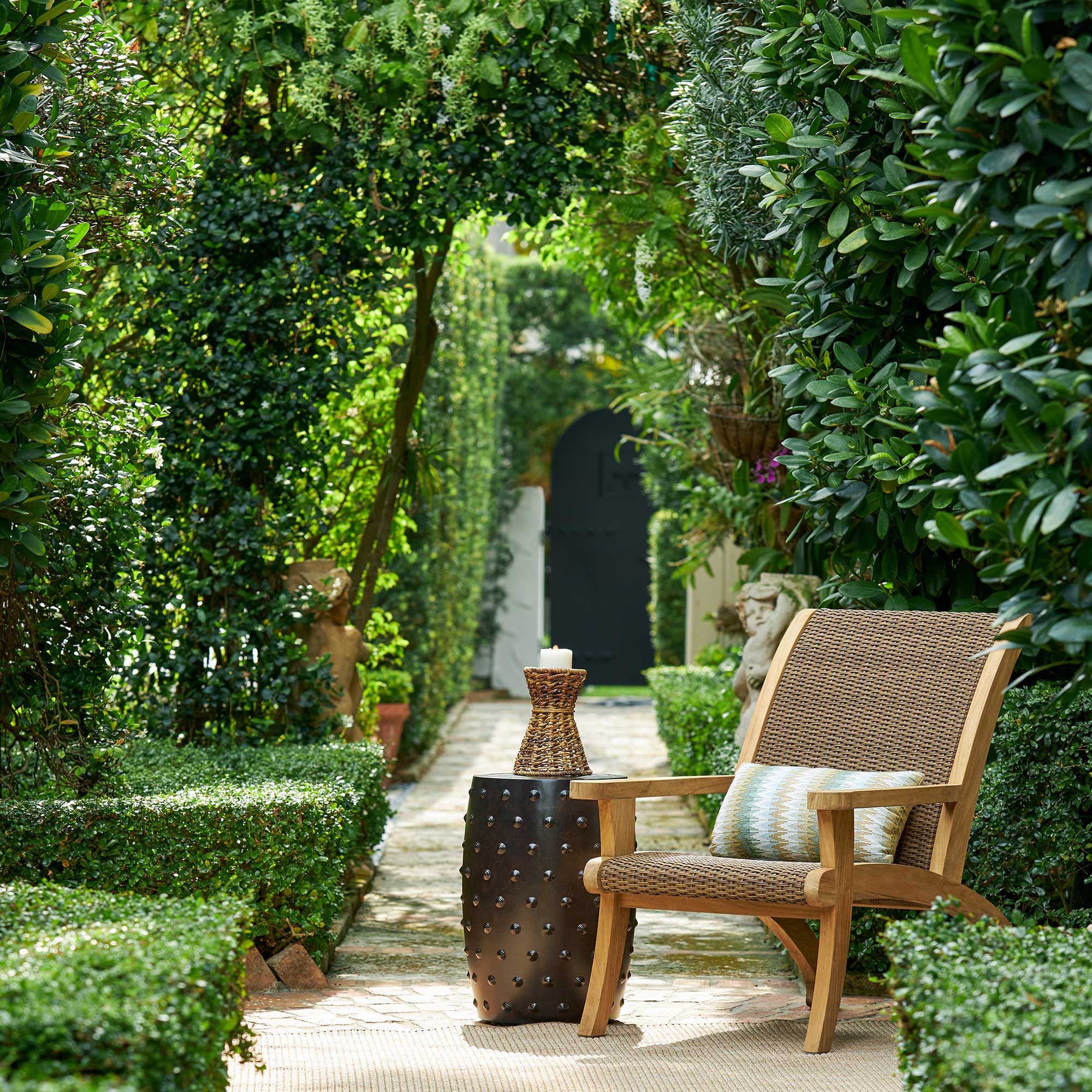 Lane Venture Hemingway 16" Aluminum Round Accent Table | AuthenTEAK