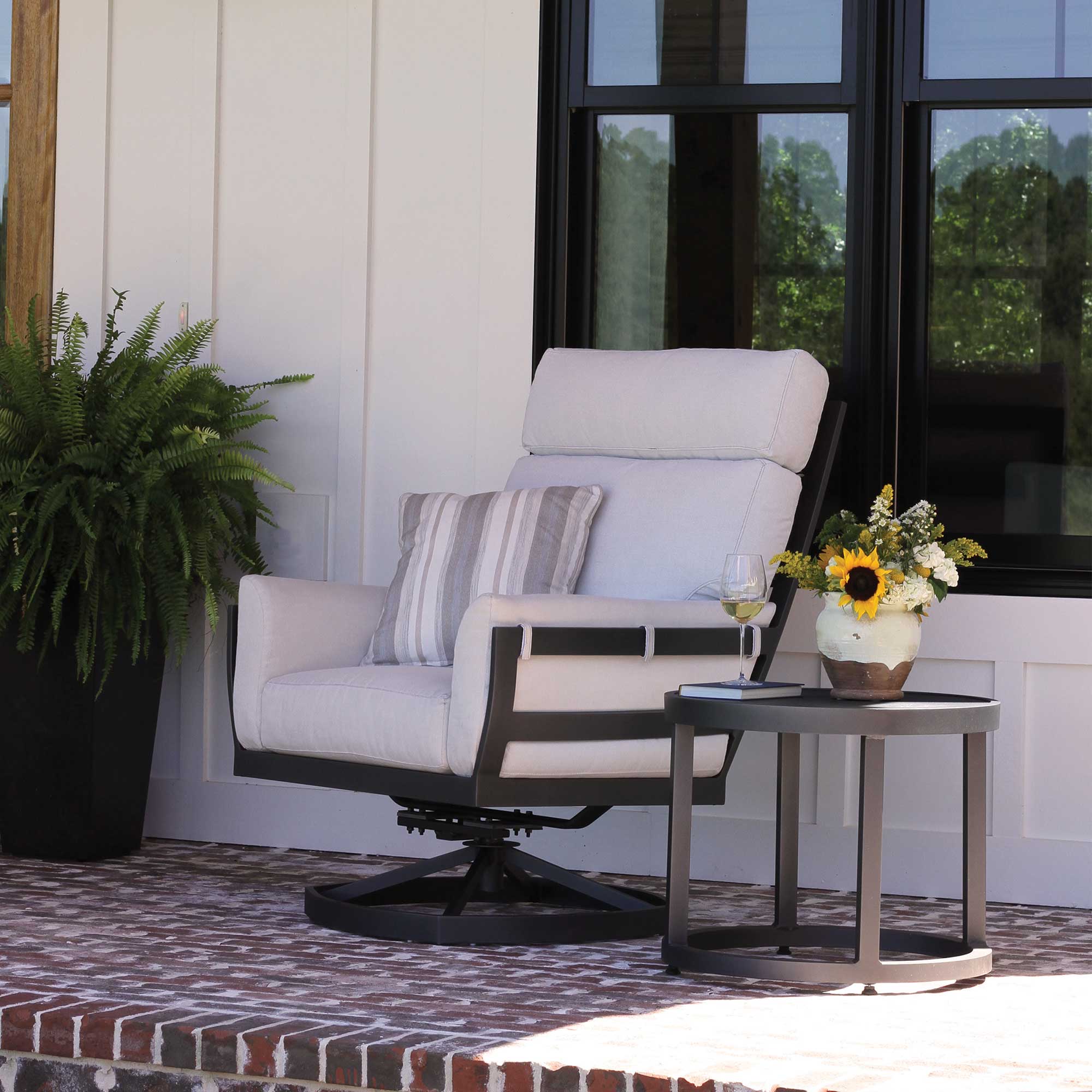 Lane Venture Arley Aluminum Swivel Rocker Lounge Chair | AuthenTEAK